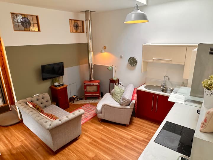 The Cow Shed - Rustic Barn For Two - Matlock