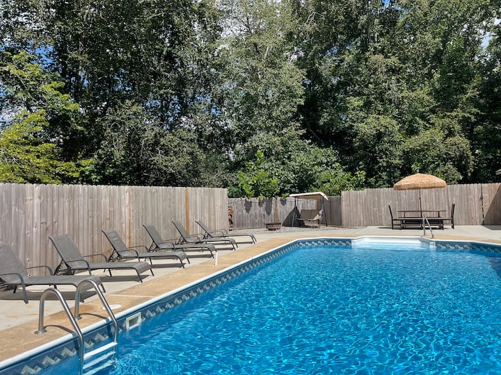 The Peaceful Getaway (With Private Pool & Hot Tub) - Maryland