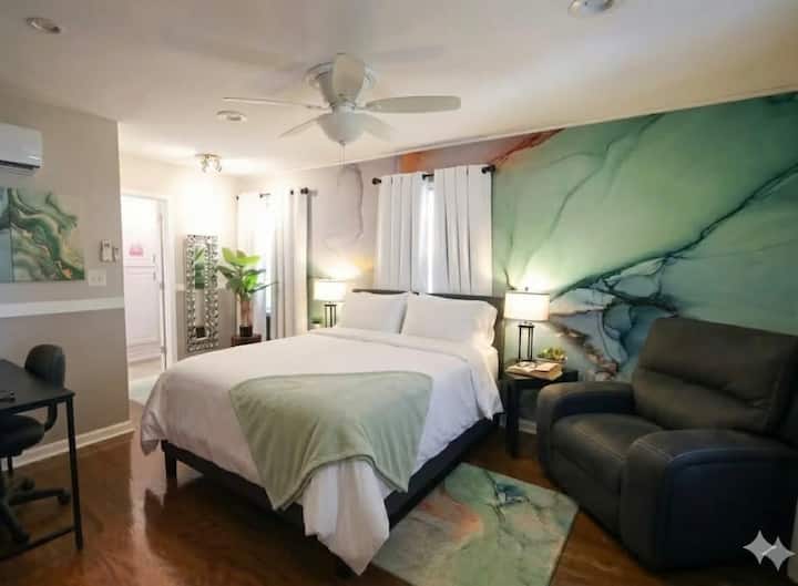 The Poundcake Stay: Jetted Spa Tub And Fresh Cake - Conyers, GA