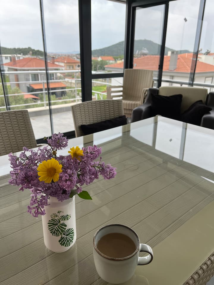 Bahçeli Teraslı çAtı Katı Huzurlu Tatil Isteyenler - Ayvalık