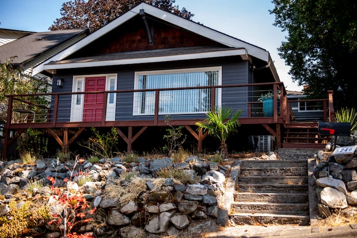 Modern 2br Home (Upstairs Unit) + Private Patio. - 