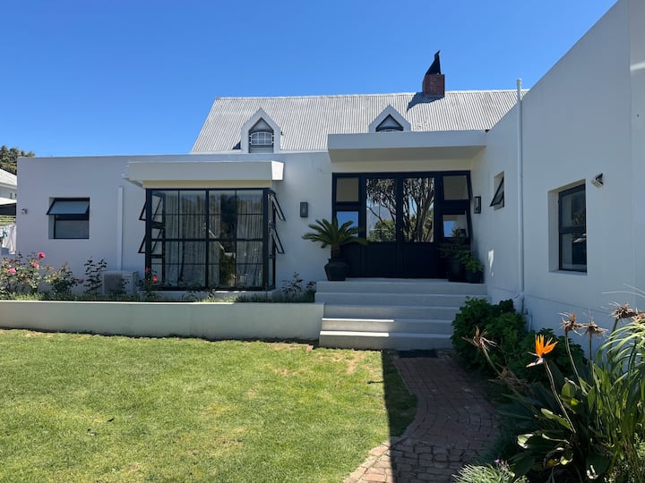 Central And Safe, 4 Bedroom Home With Pool. - Paarl