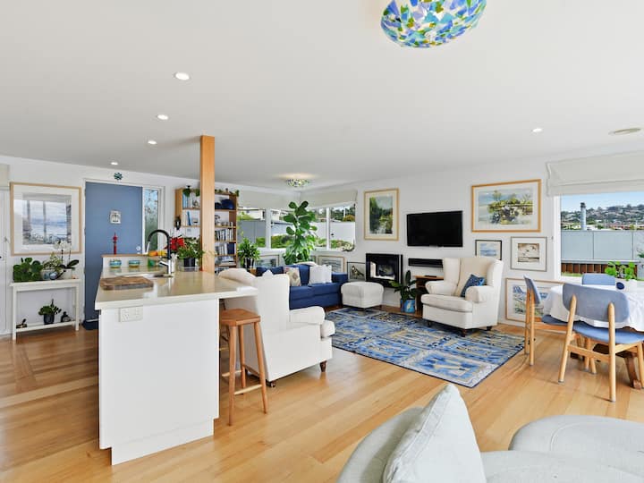 House By The Beach, Beautiful View - 20m From Sand - Hobart