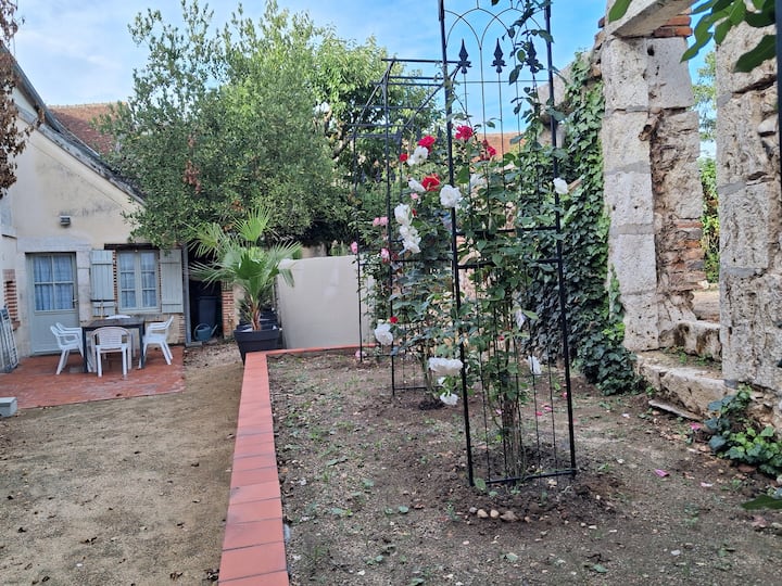 Agréable Maison De Ville Avec Grand Jardin - Loiret