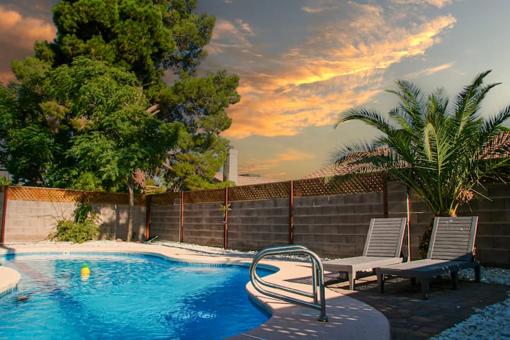 Large Pool & Patio Cozy Single Story Family House - Las Vegas