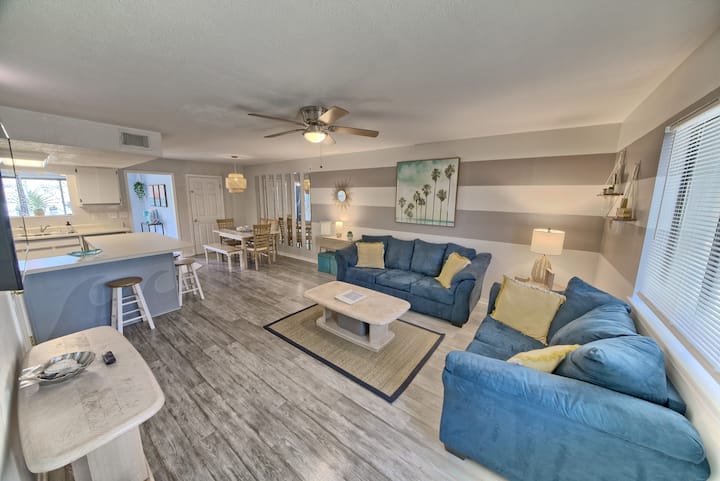 *No Airbnb Fees* Walk To Beach And Steps To Pool! - Panama City Beach, FL