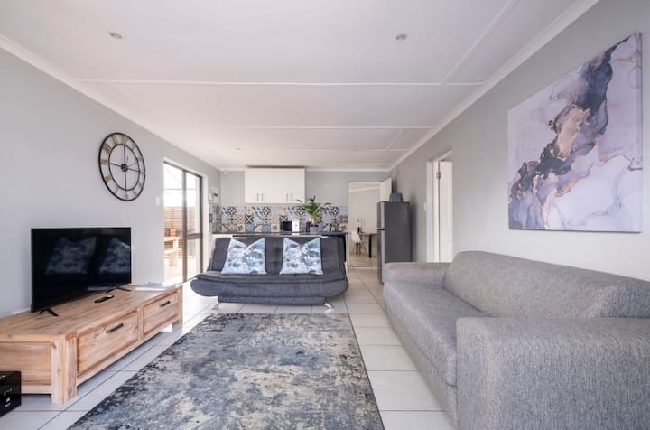 You Are Welcome Here. 2 Bedroom Studio. - Somerset West