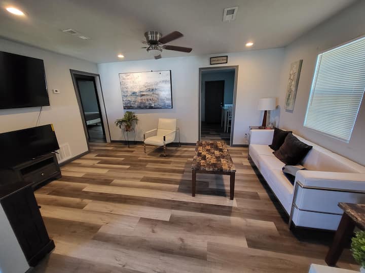 Cheerful 2-bedroom Home - Tulsa, OK
