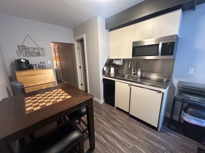 Farmhouse Theme/ Fast Wi-fi / Central - Lethbridge
