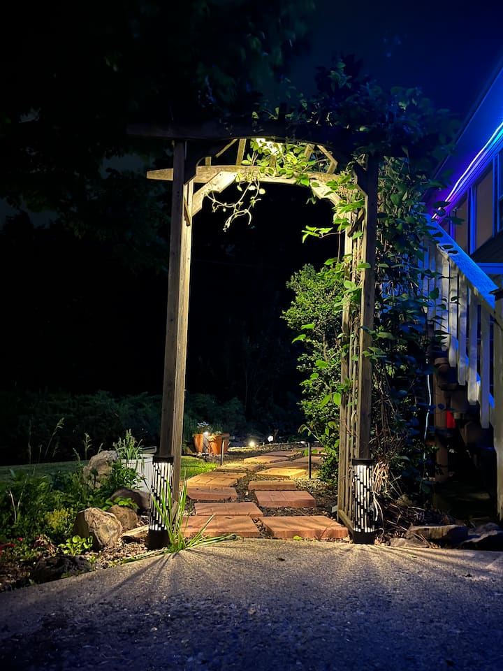 Cozy Art Filled Apartment With Private Entrance - La Grande, OR