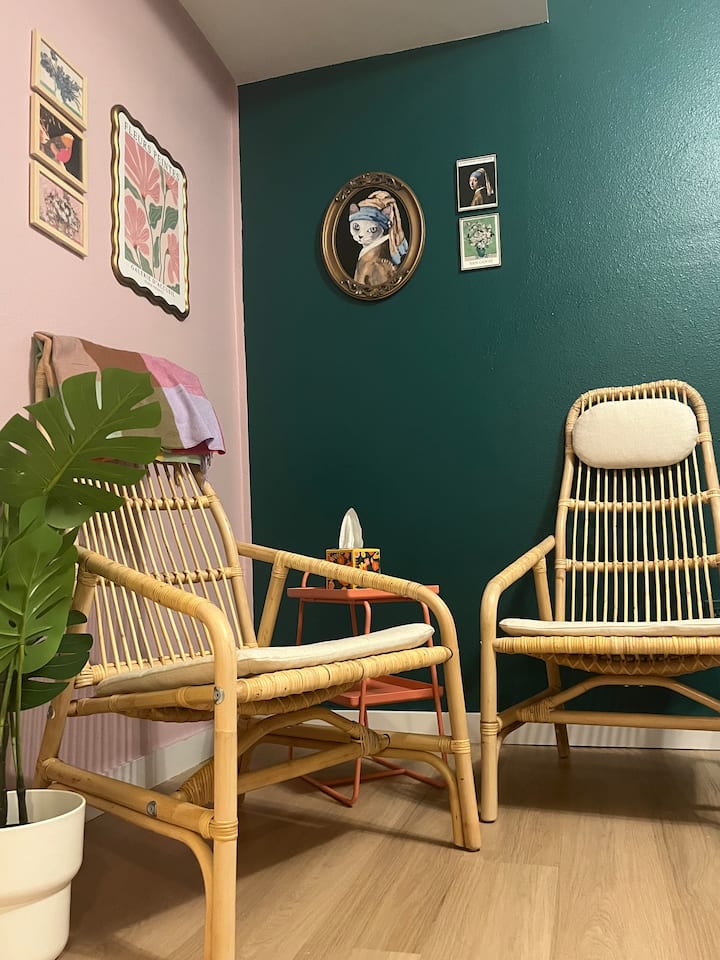 Cozy Art Filled Apartment With Private Entrance - La Grande, OR