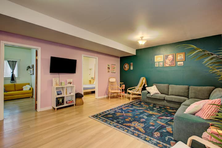 Cozy Art Filled Apartment With Private Entrance - La Grande, OR