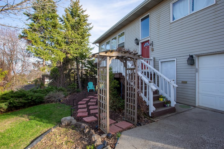 Cozy Art Filled Apartment With Private Entrance - La Grande, OR