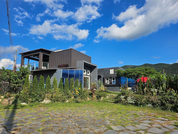 화원독채풀빌라ㆍ최대25인이상가능.요번에 새롭게 실내수영장.편백 필란드.사우나실 .바베큐장. - Gyeongju-si