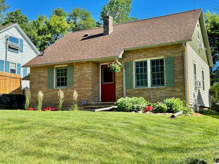 Charming Bungalow Near River, Trails, & Skiing - Taylors Falls, MN