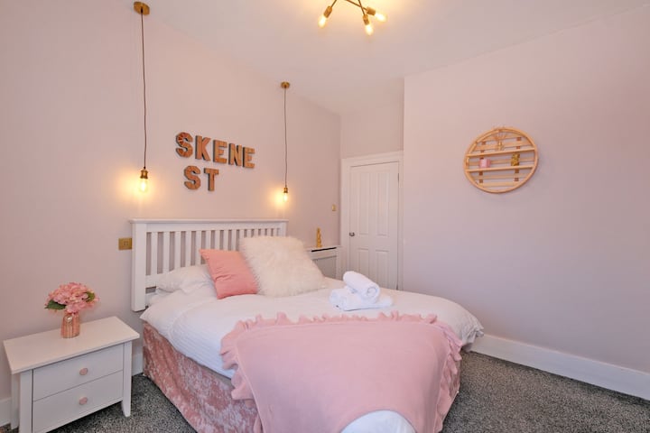 Executive Top Floor 1 Bedroom Apartment - Aberdeen