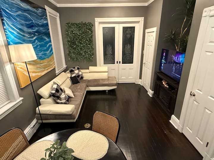 Quiet West New York Townhouse Apartment W/ Parking - West New York, NJ