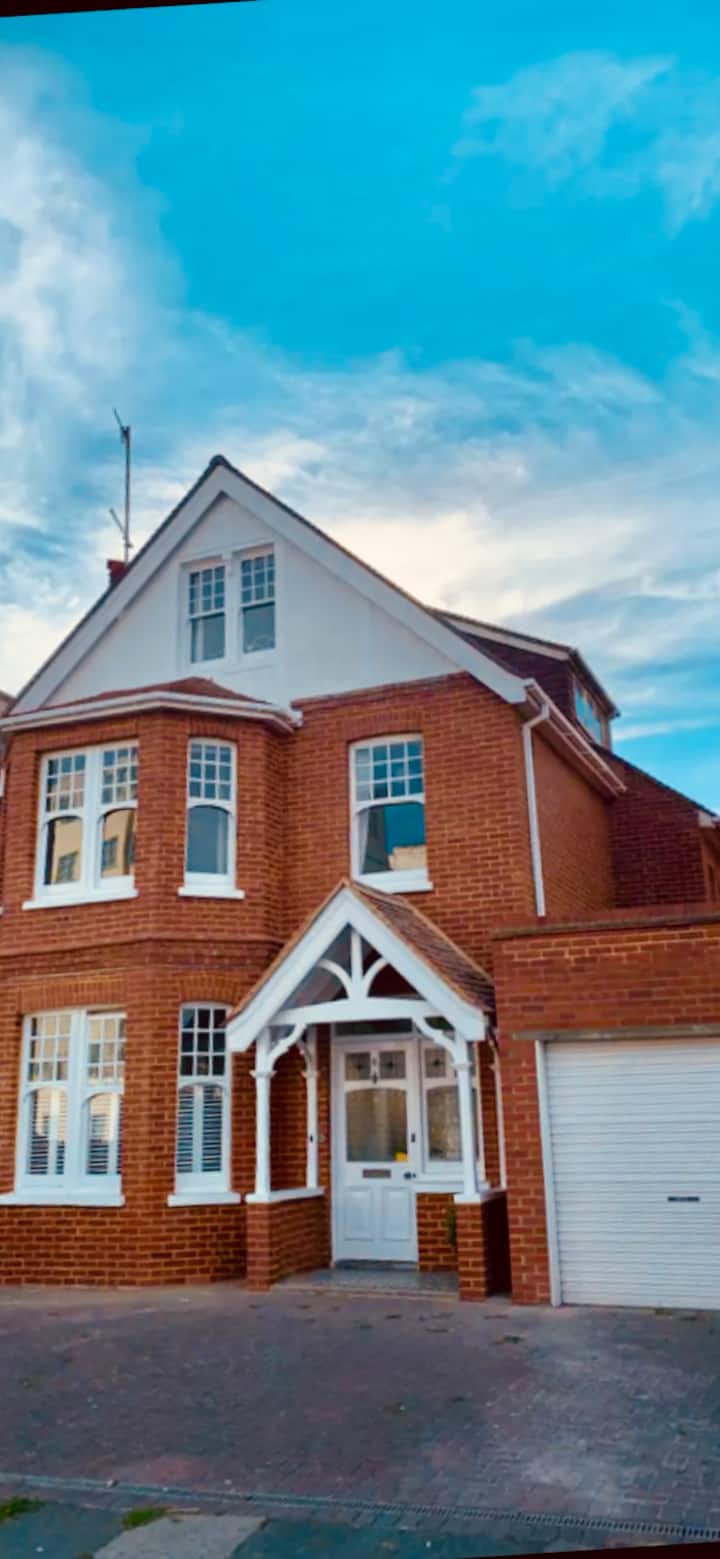 Spacious 4 Bed House Own Parking*
2mins To Beach - Brighton Marina