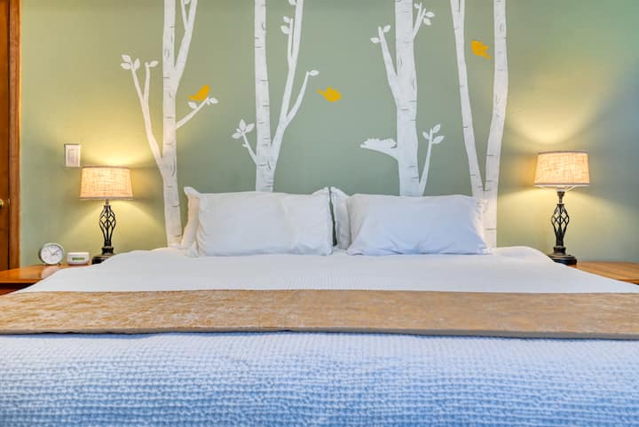 Home Underhill: Office + Library; Dog&kid Friendly - Colorado Springs, CO