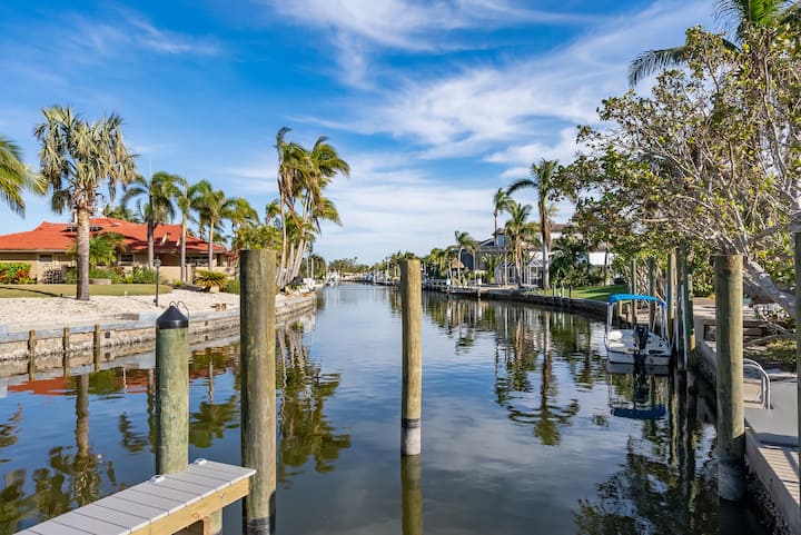5 Bedroom Home On A Canal A Block From The Beach - シエスタ・キー, FL