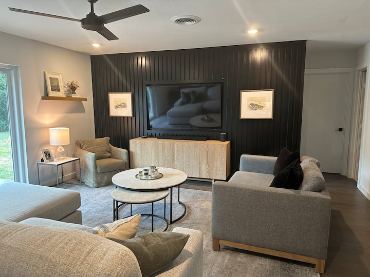 Newly Remodeled Three-bedroom Home - 브라이언
