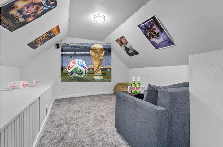 6br Kc Home W/hot Tubtheater Games World Cup Ready - Kansas City, MO