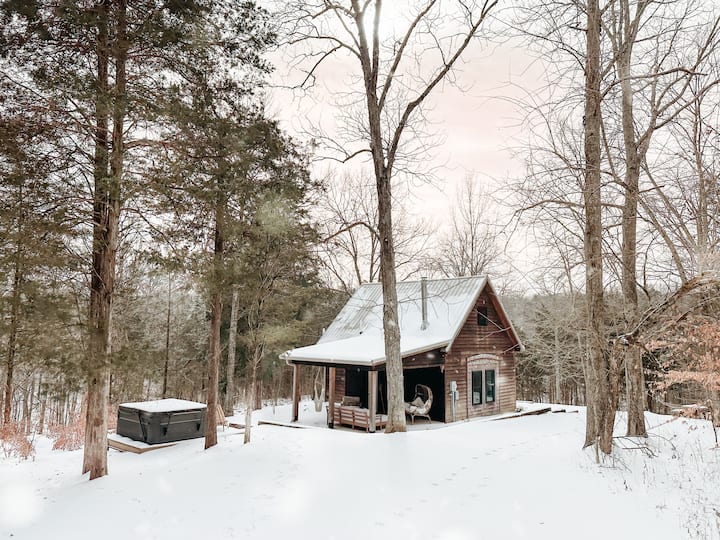 Romantic Cozy Cabin Getaway W/ Fireplace & Hot Tub - Kentucky