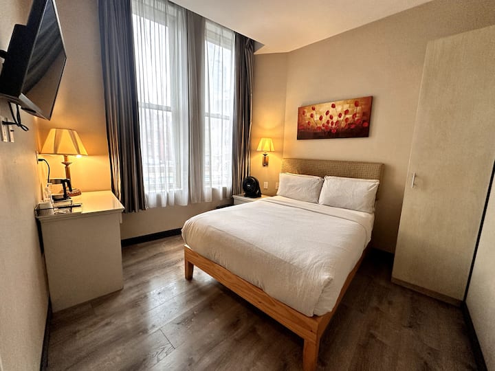 Soho Sanctuary - Hotel Room - Union City, NJ