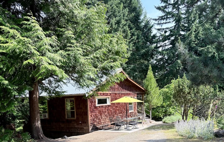 Private Wood Cabin On Large Peaceful Acreage. - Salt Spring Island