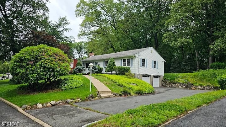Entire Home In Morris Plain, New Jersey - Mirror Lake, Denville