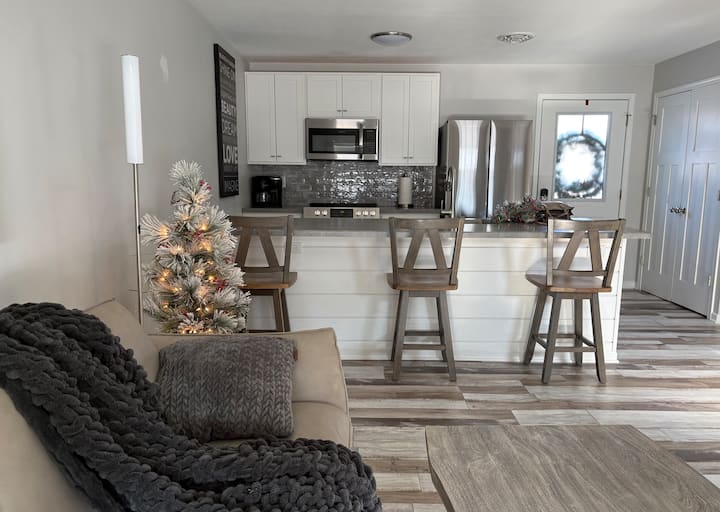 “Little Mansion” With Private Hot Tub Patio - Sebring, OH