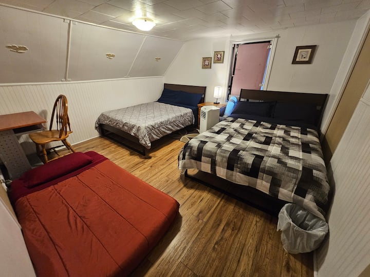 Central 3 - Bedroom House With Free Parking - Québec