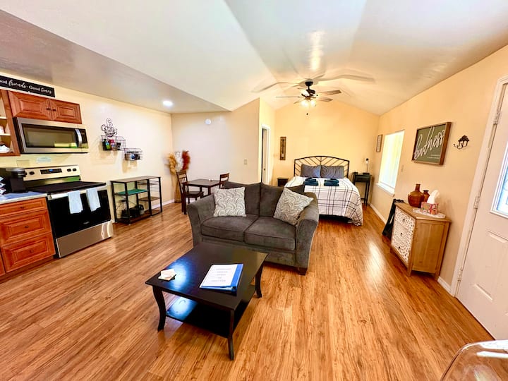 Newly Remodeled Three Rivers Cottage ‘B’ - Three Rivers, CA