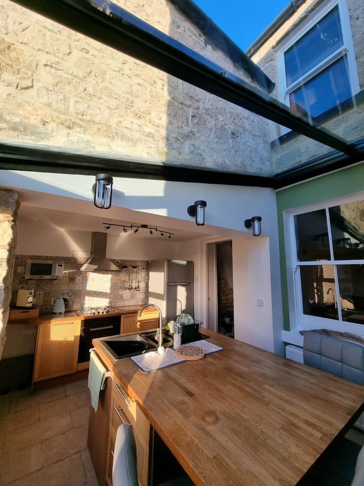 Wayfarers Cottage
Fortuneswell
Portland, Uk - Weymouth