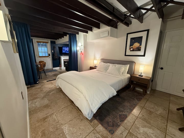 Cozy Apartment With A Fireplace And Courtyard - Bensalem, PA