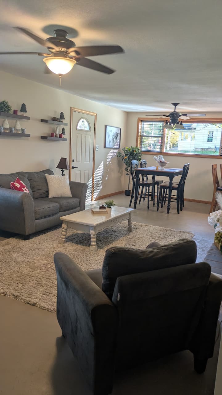 Stray Chalet: 2-bedroom Home On A Quiet Street - Montpelier, OH