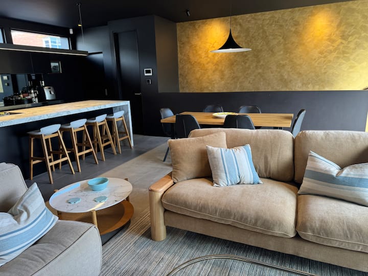 Beachside Hidden Gem, Luxurious Spacious Apartment - Hobart