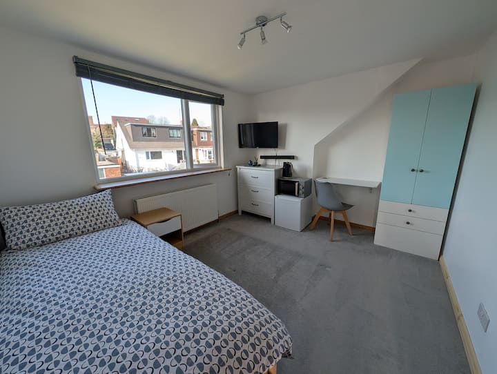 *Single/twin/king Room & Bathroom* - Brighton & Hove
