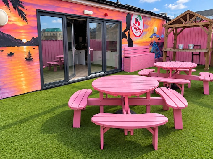 Penthouse With Rooftop Bar And Dj Stand, Sleeps 21 - Liverpool, UK
