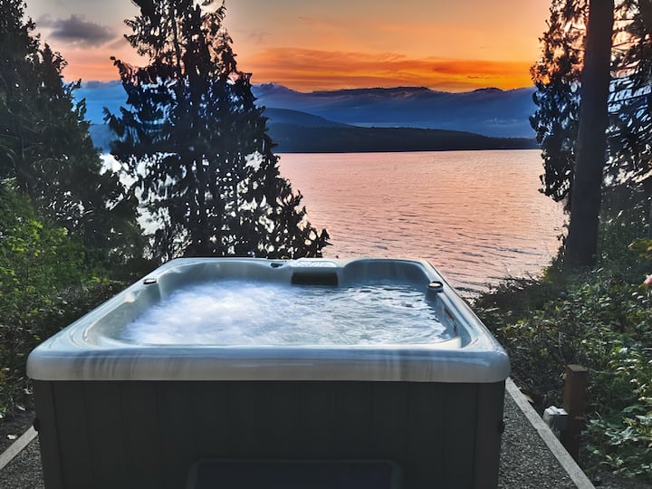 Private Waterfront Spa Retreat + Movie Theater - Port Townsend, WA
