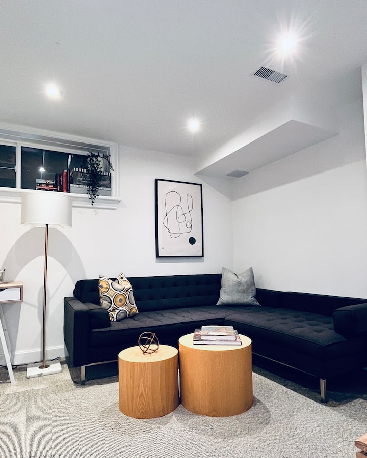Stylish Suite + Parking In Trendy Pape & Danforth - Toronto