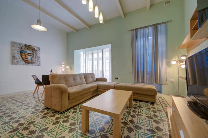 Spacious High Ceiling Sliema Apartment - Malta