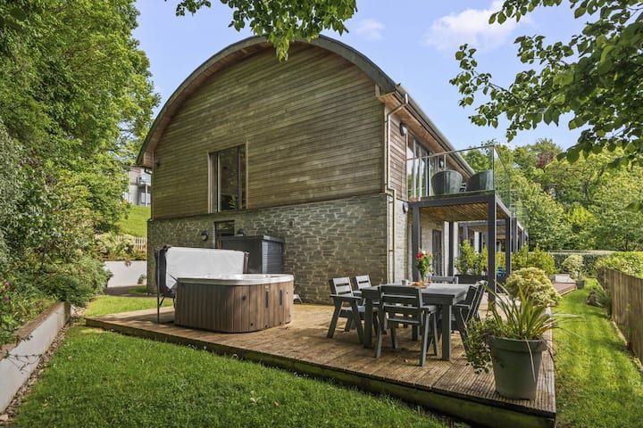 House 22: Vaulted Ceilings, Balcony & Hot Tub - Looe