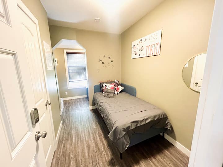 Quaint Little Suite / Fast Wifi, Central! - レスブリッジ