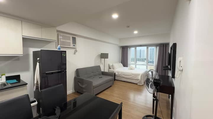 Spacious Studio @ Abreeza |Netflix+wifi+city View - Davao City