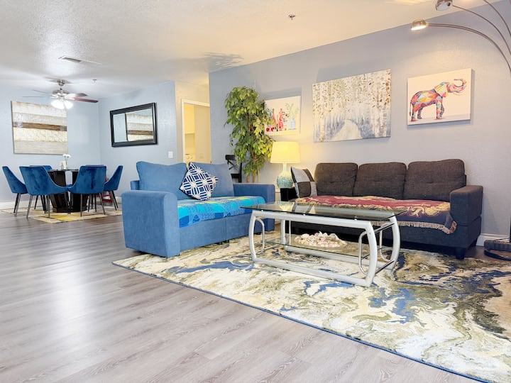 Spacious 3 Br/2 Bath Condo 1 Mile To The Strip - Las Vegas, NV