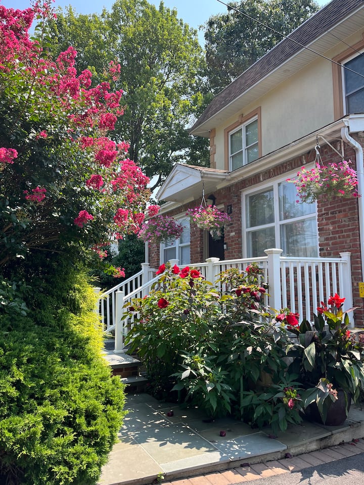 Spacious 2 Bedroom, Bathroom, Eat In Kitchen! - Huntington, NY