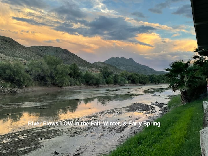 Yellow Cottage On The Rio Grande River - 뉴멕시코