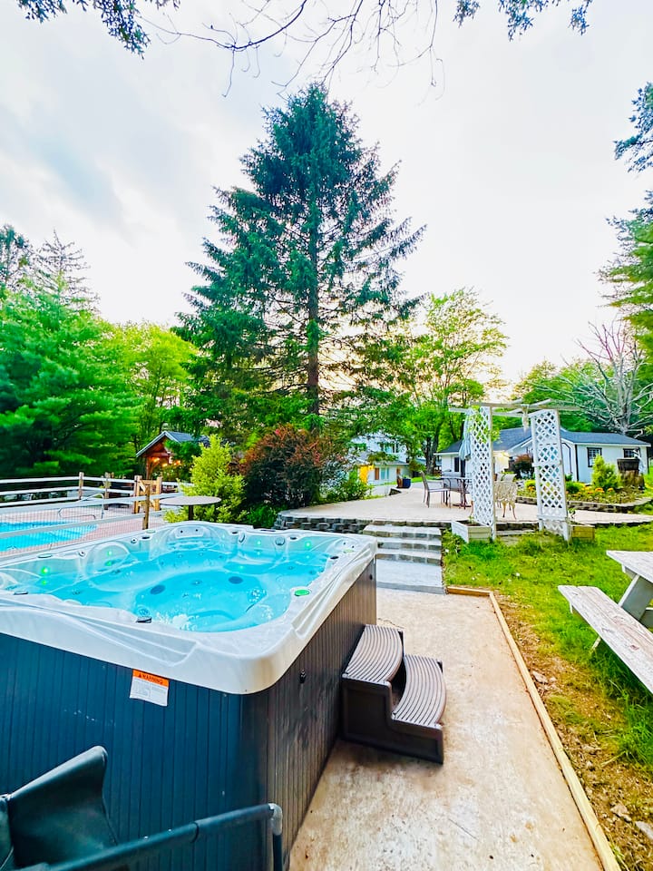 Beautiful Home With Private Swimming Pool &Jacuzzi - Stroudsburg, PA