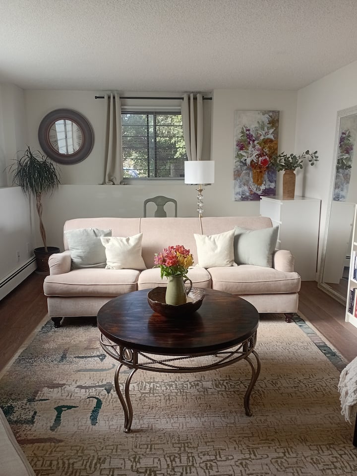 Lovely 1 Bedroom In The Heart Of Kensington - Calgary
